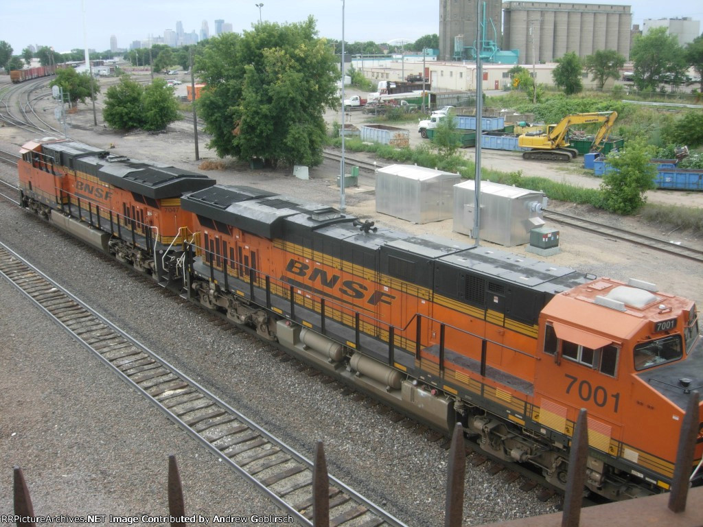 BNSF 7047 & 7001